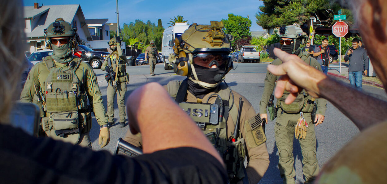 Nueva ley de California prohíbe a agentes federales usar máscaras en ...